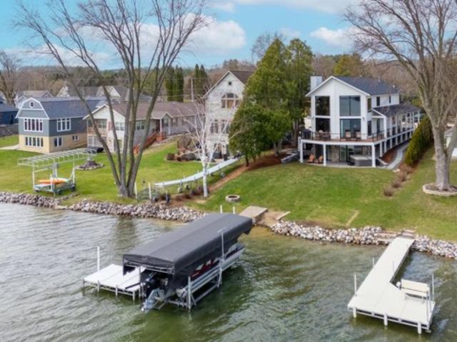 5530 W Lake Dr, West Bend, WI 53095