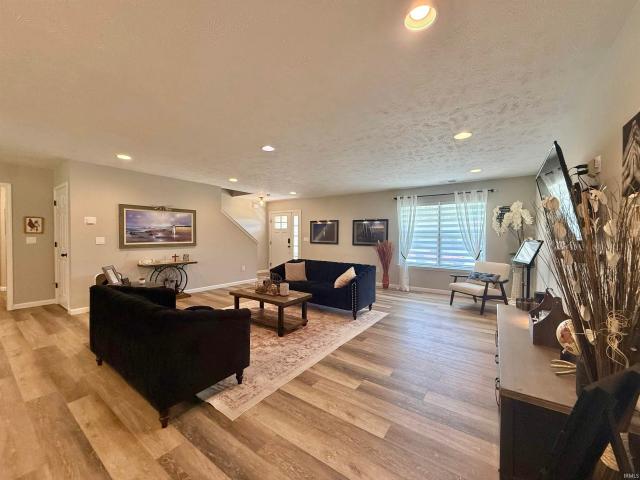 5533 Hillside Trail
