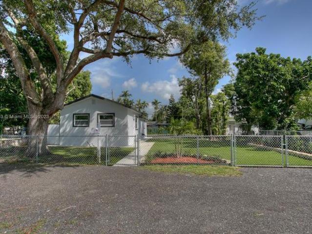 553 NW 101st St, Miami, FL 33150