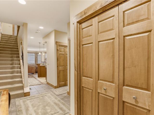553 Woodside Crescent