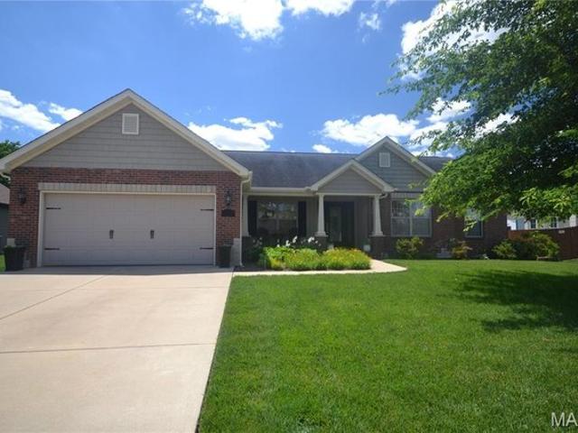 5546 South Woods Manor Dr, Smithton, IL 62285