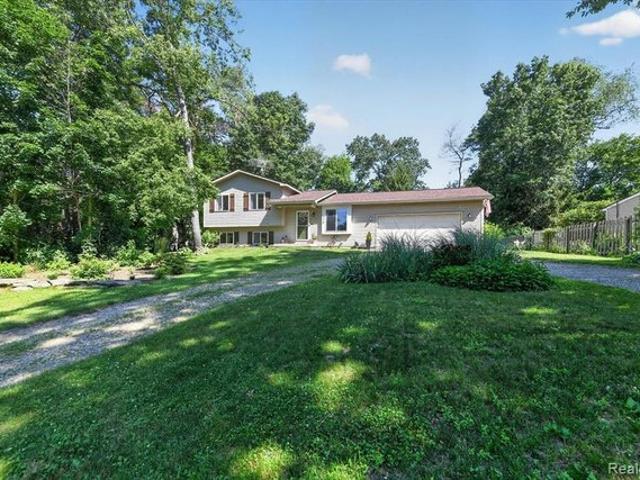 554 Bluewater Dr, Holly, MI 48442