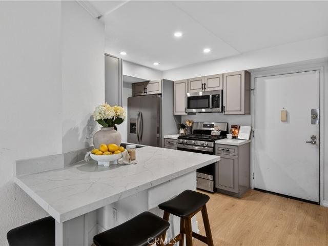 5550 Owensmouth Ave, Unit 123, Woodland Hills, CA 91367 | MLS #SR26073 | Compass