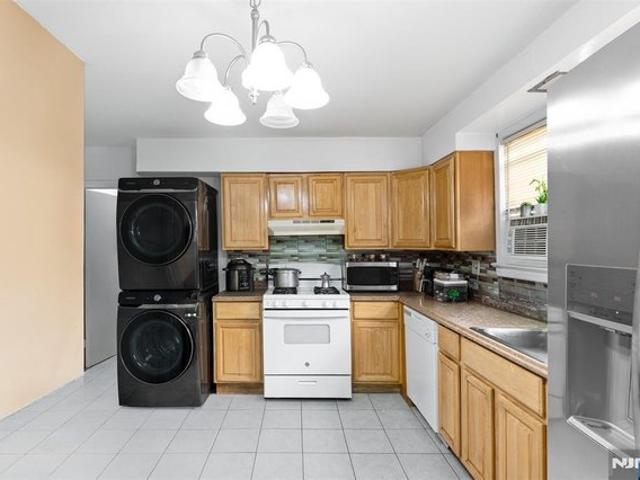 555 61st St, West New York, NJ 07093