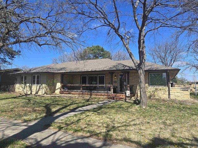 555 E Wisconsin St, Russell, KS 67665
