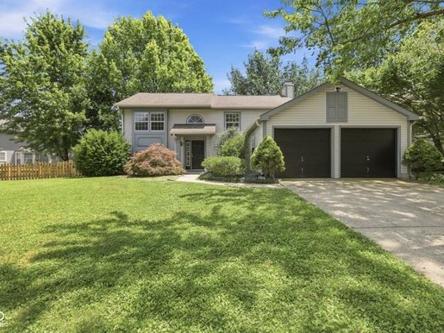 555 Hunters Trl, Greenwood, IN 46142