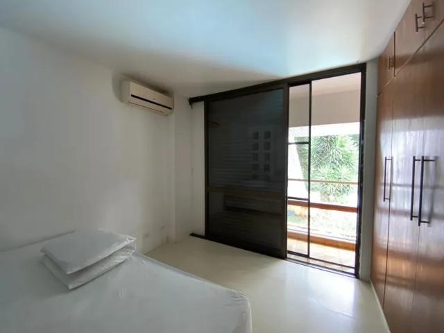 555 mts 4 suítes, 4 vagas, piscina, lareira, jardim, quintal próximo ao clube