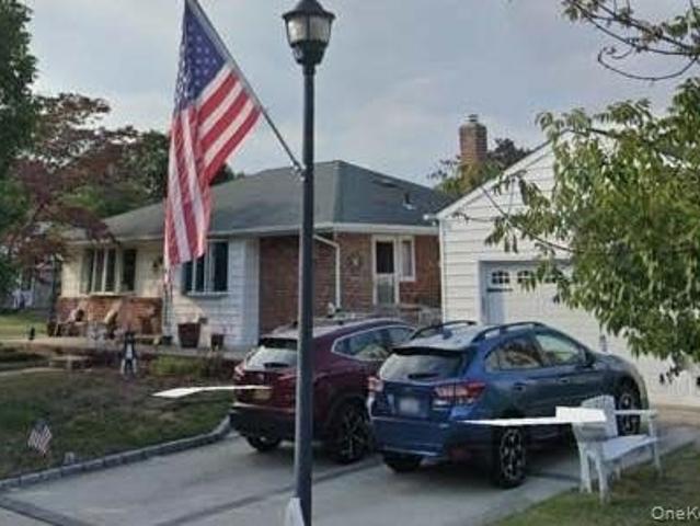 555 Parker Ave, Levittown, NY 11756