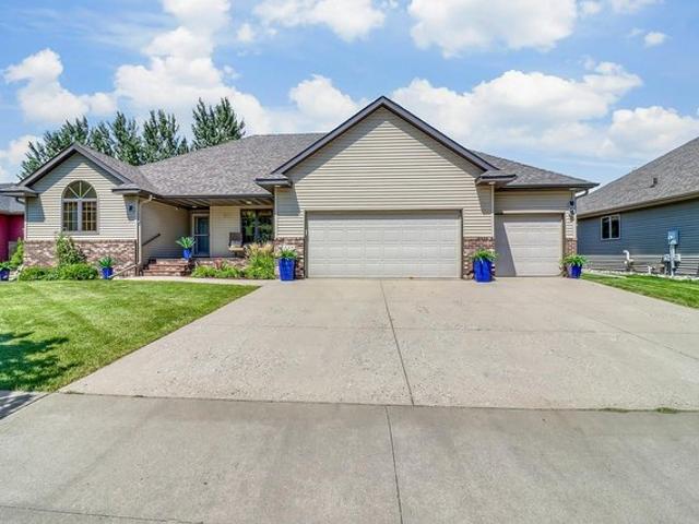 555 Queens Ct, Moorhead, MN 56560