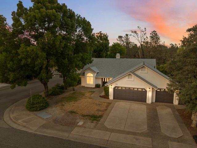 555 Reddington Dr, Redding, CA 96003
