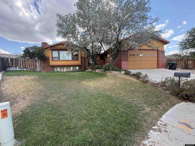 555 Waggener Cir, Green River, WY 82935