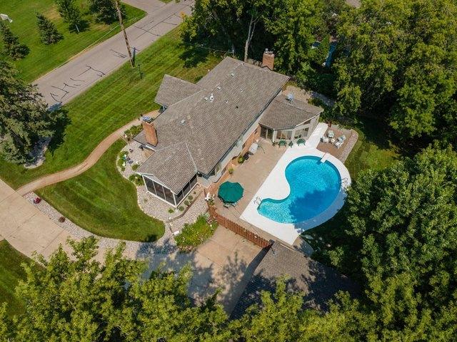 5565 Howards Point Rd, Shorewood, MN 55331