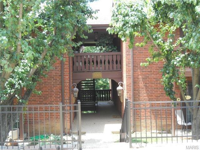 5569 Baronridge Dr Apt 4, Saint Louis, MO 63129