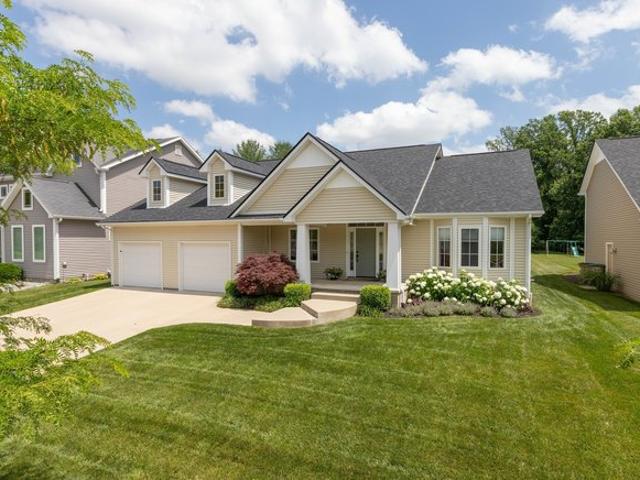 5560 Treeline Dr, Columbus, IN 47201