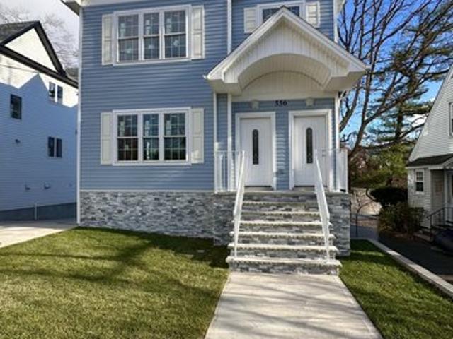 556 Drumgoole Rd E, Staten Island, NY 10312