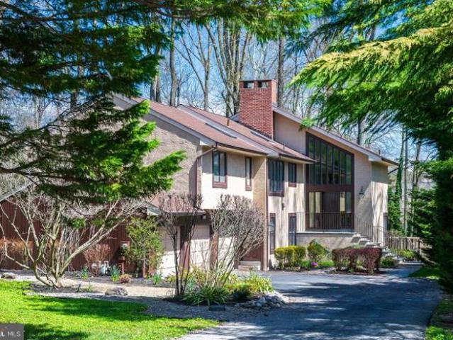 556 Hoffman Dr, Bryn Mawr, PA 19010
