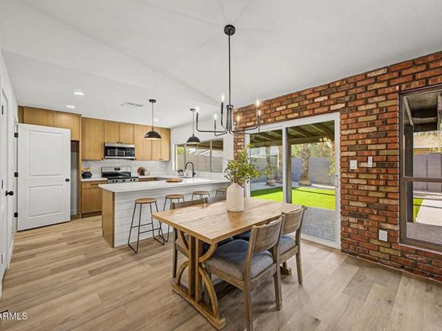 556 W Kiva Ave, Mesa, AZ 85210