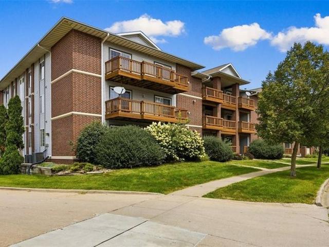 556 W Side Dr, Iowa City, IA 52246