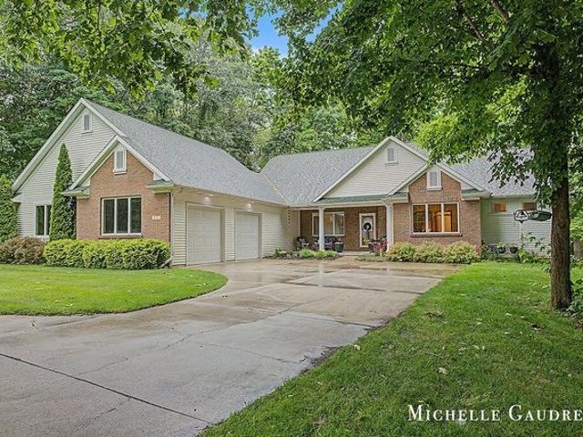 5577 Fieldstone Ct, Middleville, MI 49333