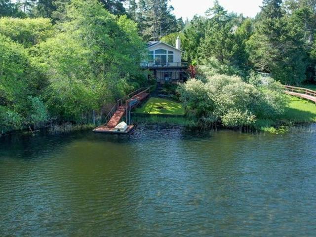 5577 S Shore Dr, Florence, OR 97439