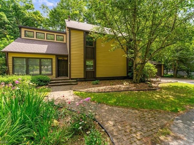 5573 Logan Arms Dr, Youngstown, OH 44420