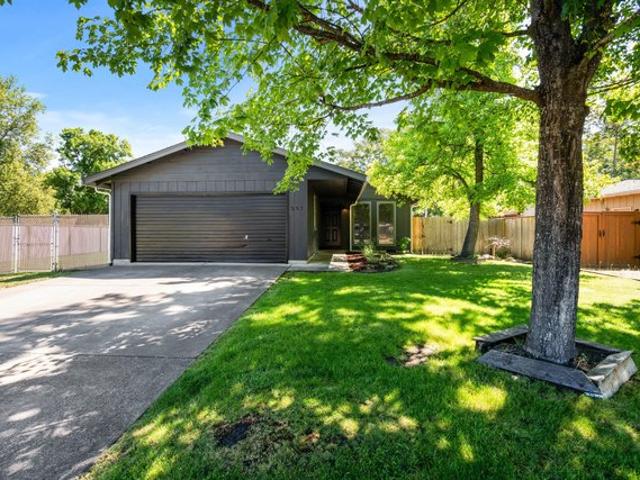 557 Glenn Way, Central Point, OR 97502