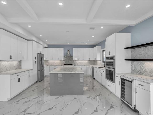557 Knoll Court