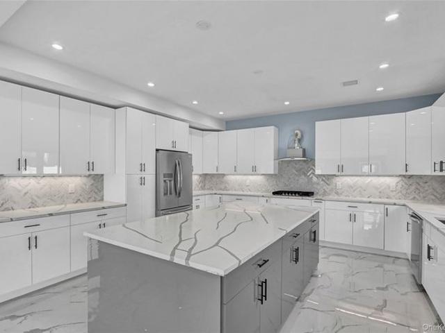 557 Knoll Ct, Seaford, NY 11783