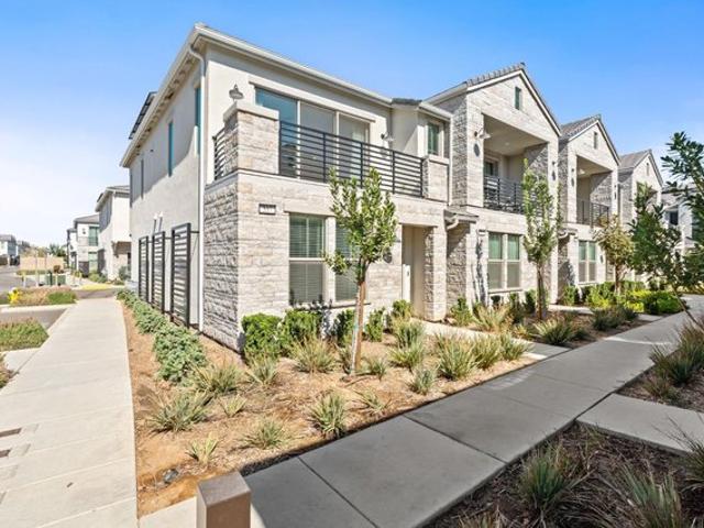 557 N Terry Ln, Clovis, CA 93611