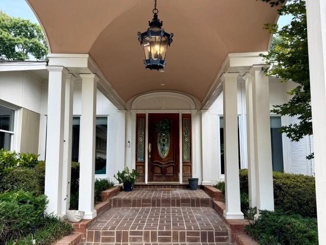 557 Walton Court