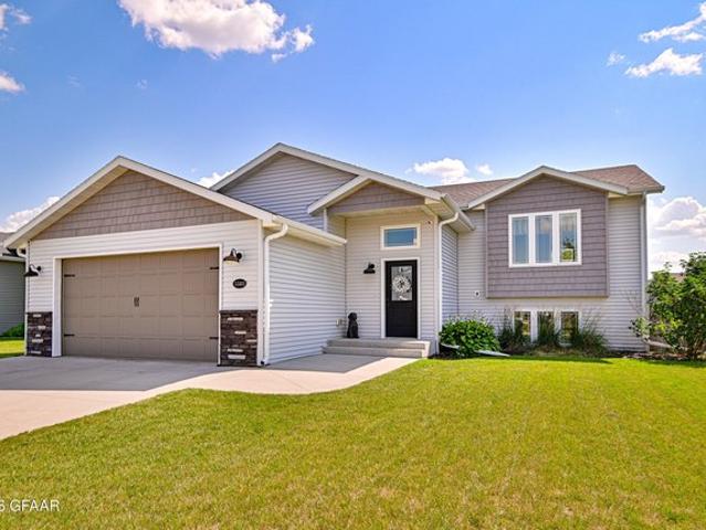 5583 Madison Cir, Grand Forks, ND 58201