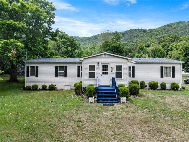 5583 Bradshaw Rd, Salem, VA 24153