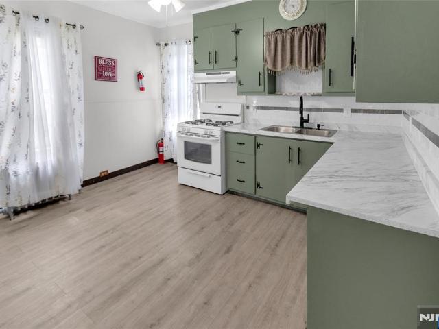 558 Argyle Avenue # 2