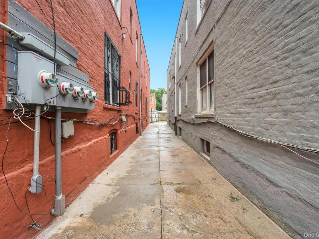 558 Midwood St