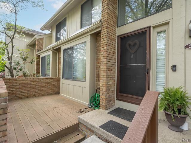 5590 Hillcrest Circle