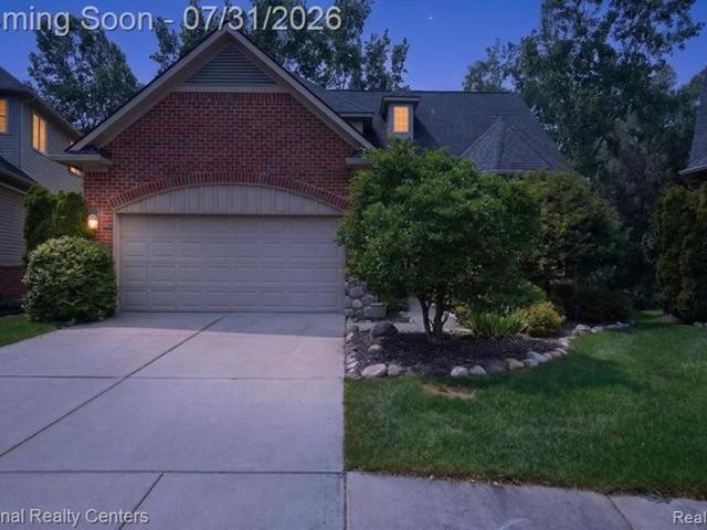 5590 River Park Dr, Waterford Township, MI 48327