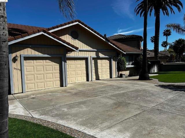 5593 Drakes Dr