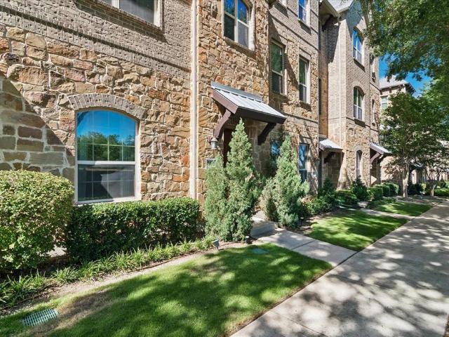 559 W Royal Lane