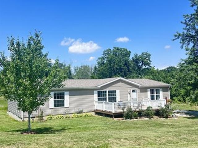 559 Twin Oaks Dr, Cobden, IL 62920