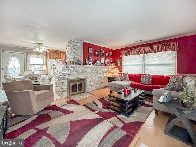 55 Teaberry Ln, Levittown, PA 19054