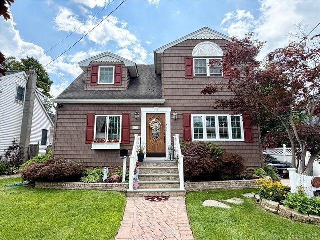 55 Willow Ln, Lindenhurst, NY 11757