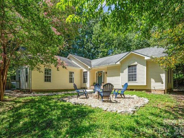 55 Greenwood Acres Dr, Mills River, NC 28759