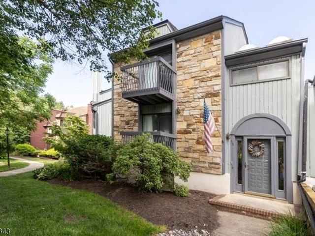 55 Kensington Ct, Washington Township, NJ 07840