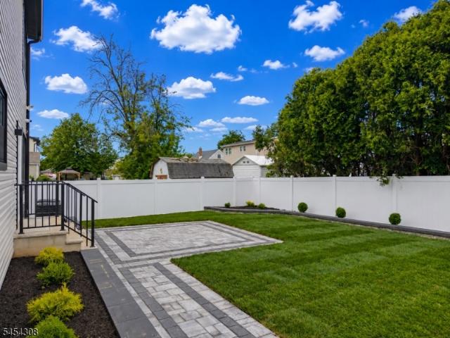 55 Long Hill Dr