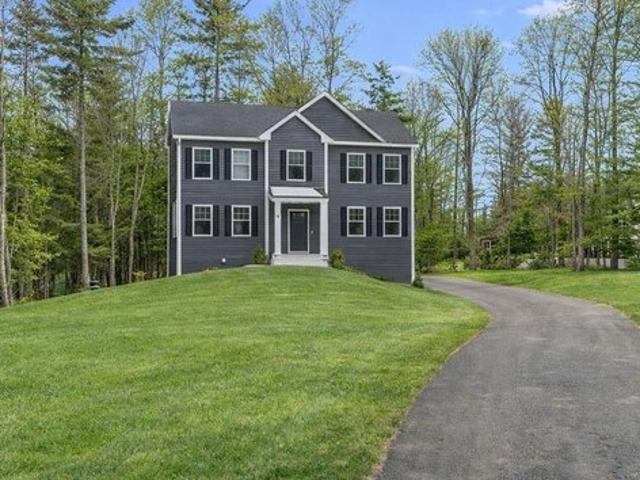 55 Mills Shore Dr, Hampstead, NH 03841