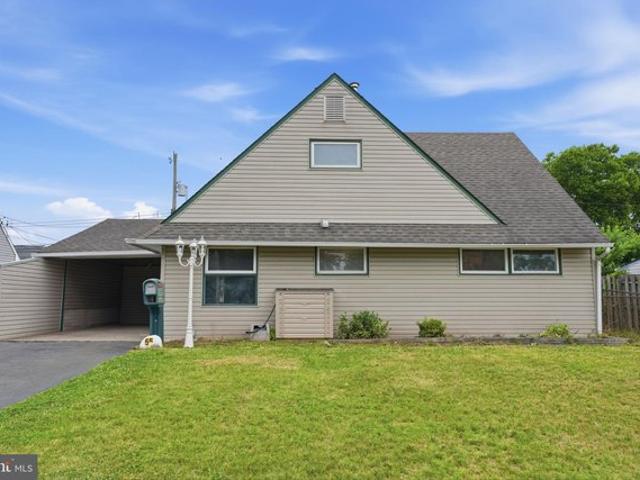 55 Nature Ln, Levittown, PA 19054