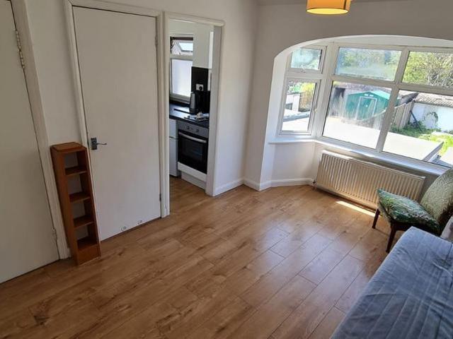 55 Park Avenue, Hangerlane NW10 Studio to rent £1,150 pcm £265 pw