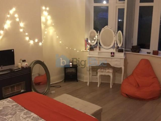 55 St Chads Drive, Headingley, Leeds LS6 5 bed semi detached house to rent £2,080 pcm £480 pw