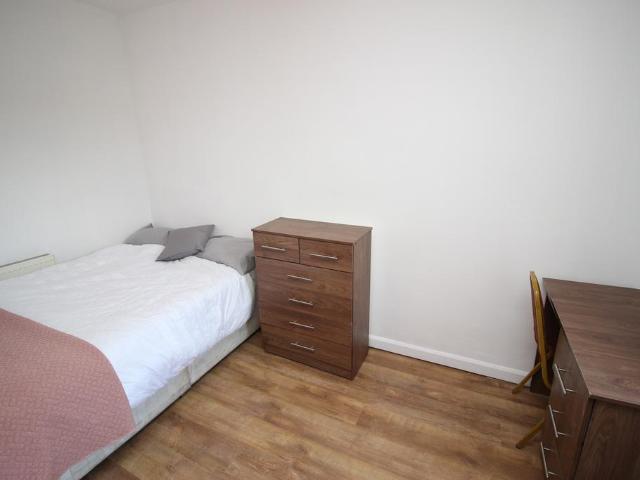55a Brudenell Grove, Hyde Park, Leeds. 3 bed flat to rent £1,560 pcm £360 pw