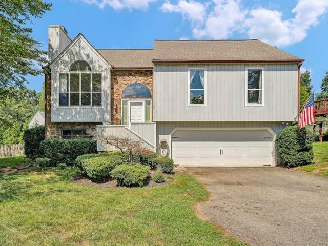 5605 Castle Rock Rd, Roanoke, VA 24018